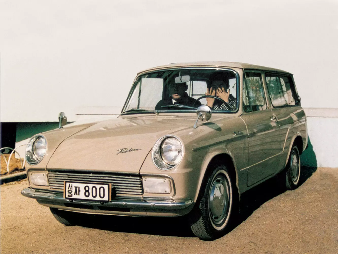 “Shinjin” kompaniýasy “General Motors” -yň gurnama önümçiligini goşmak bilen 1954-nji ýyldan 1984-nji ýyla çenli bardy we soňra “Daewoo” konserni tarapyndan satyn alyndy we öz markasynyň ýatyrylmagy bilen onuň bölümleriniň birine öwrüldi. Suratda 1967-nji ýyldaky “Shinjin Publica” modeli.