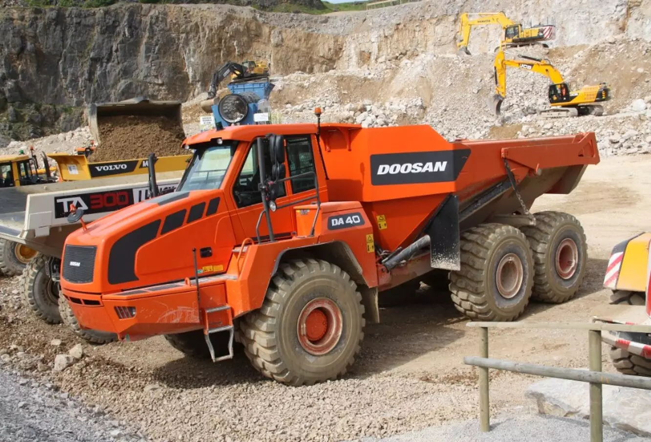 Doosan je veľmi veľký priemyselný konglomerát, ktorý zahŕňa aj výrobu banských vozíkov pod vlastnou značkou. Na obrázku je model Doosan DA40 z roku 2012.