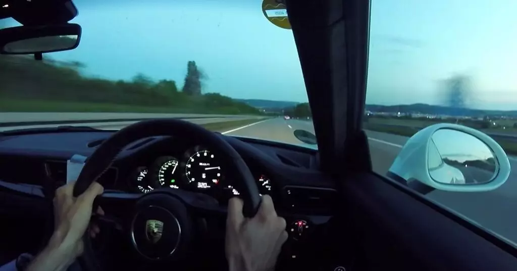 323 km/h „Porsche“ automobiliu viešame kelyje