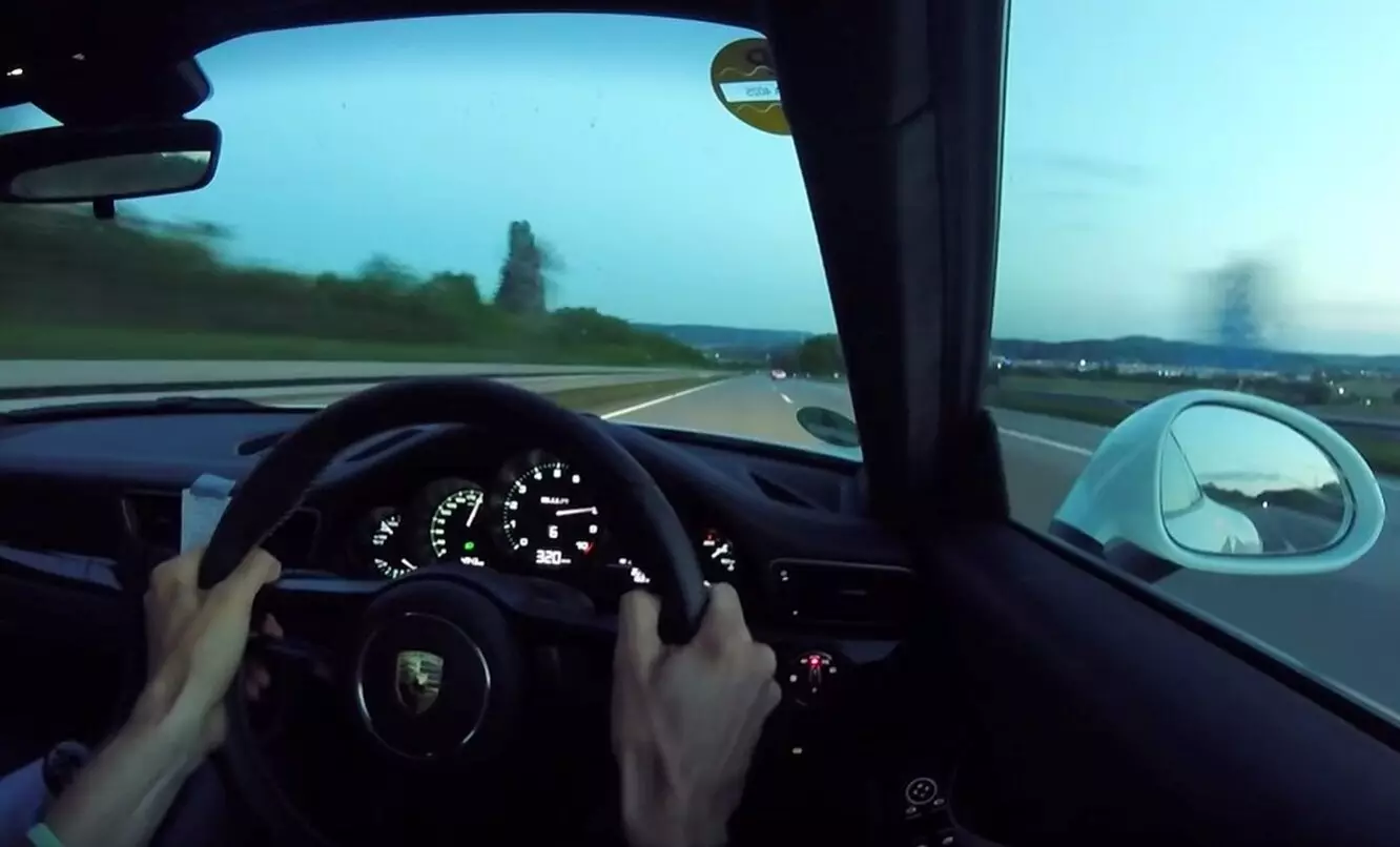 323 km/h in a Porsche on a public road 25374_1