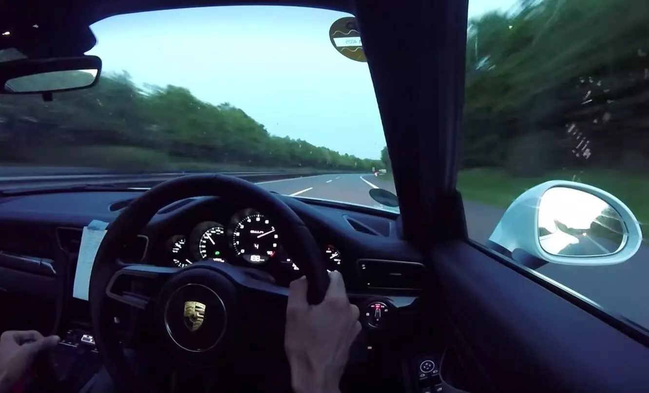 323 km/h in a Porsche on a public road 25374_2