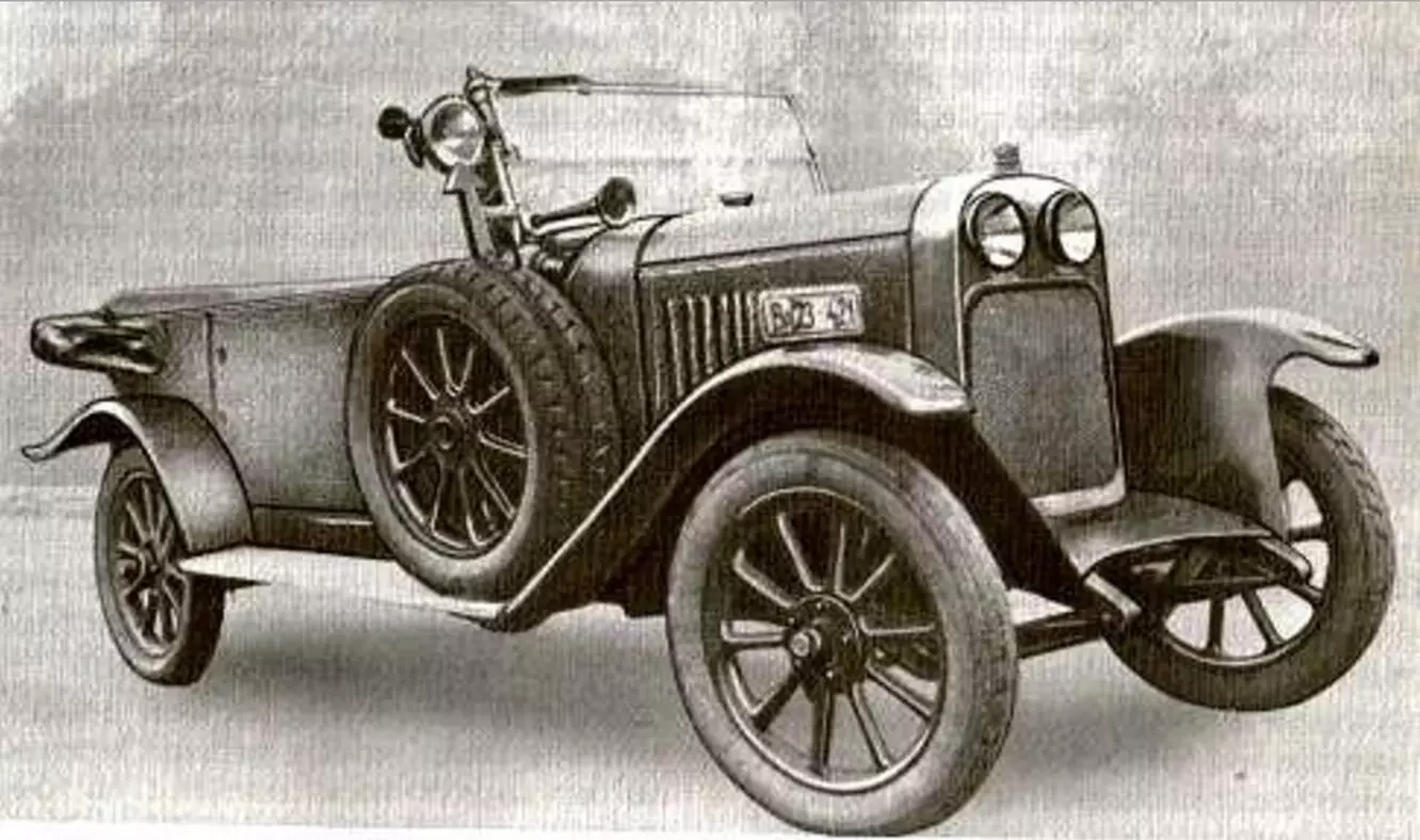 „Fejes“ yra įmonė, gyvavusi nuo 1923 iki 1932 m., tačiau per tą laiką pagaminusi tik 45 automobilius, iš kurių dalį įsigijo paštas. Nuotraukoje 1926 m. Fejes su turistiniu kėbulu. Atkreipkite dėmesį į neįprastą priekinių žibintų išdėstymo sprendimą.