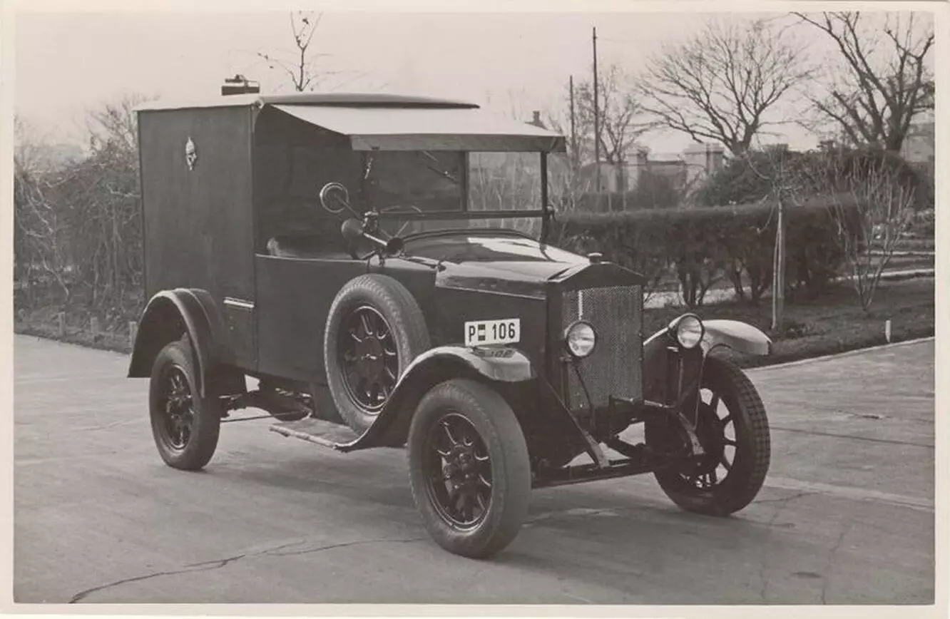 „Magomobil“ yra didžiausia prieškario automobilių gamykla Vengrijoje. Ji egzistavo nuo 1901 m. (iš pradžių pavadinimu „Podvinecz & Heisler“) iki 1929 m. ir gamino įvairiausius automobilius, kol užklupo pasaulinė krizė ir privertė savininkus apriboti gamybą. Nuotraukoje 1924 metų Magomobil pašto dėžutė.