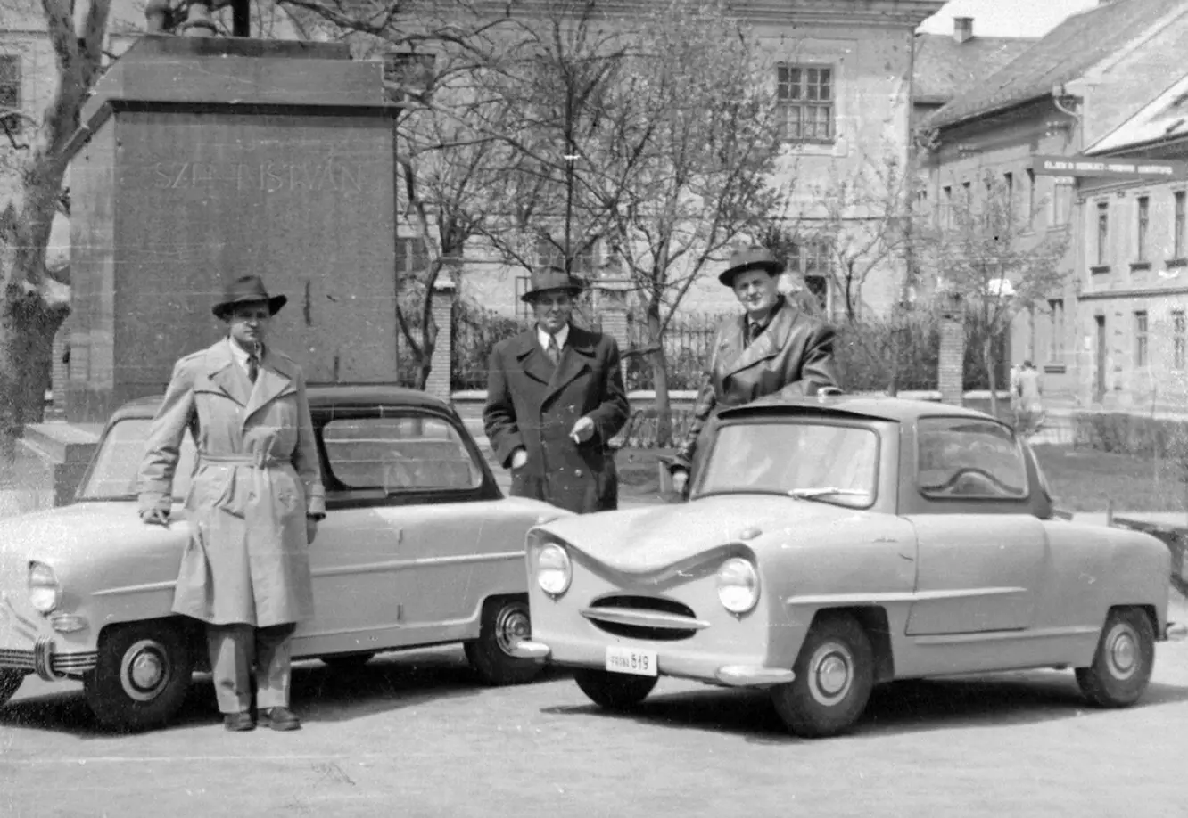 Balaton (dešinėje) ir Alba Regia (kairėje) - du mikroautomobiliai, sukurti 1952–1955 m. Vengrijos sunkiosios pramonės ministerijos užsakymu inžinierių grupės, vadovaujamos Erno Rubiko (taip, tas pats!) Abu automobiliai turėjo važiuoti. pradėtas gaminti nuo 1956 m., tačiau Vengrijos sukilimas nutraukė šiuos planus.