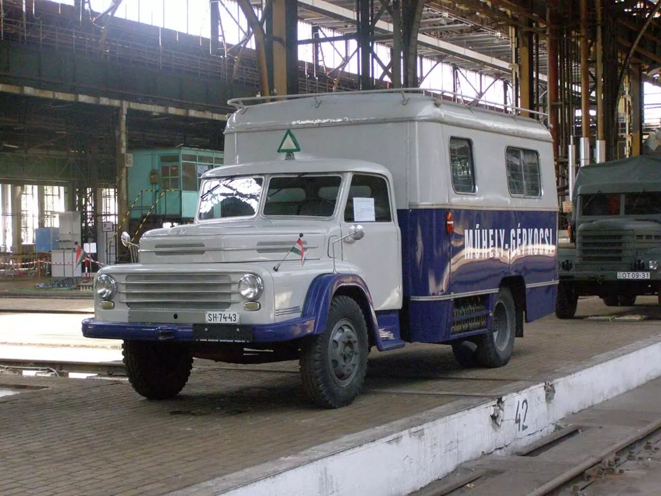 Csepel és un fabricant de camions i equipament militar, fundat per decret governamental immediatament després de la guerra i l'any 1949 va llançar el primer cotxe des de les portes de la fàbrica. L'any 1996, l'empresa va fer fallida, però els antics Csepels encara llauen les carreteres hongareses, i de vegades fins i tot participen en mítings retro. La imatge mostra Csepel D450.