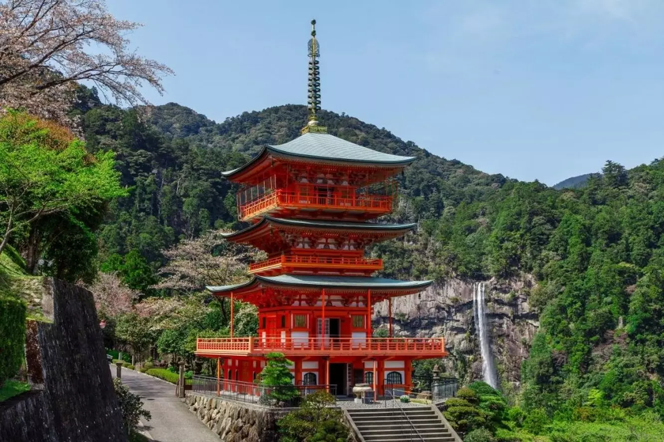 Inkampani yaseJapan iKong? IGumi, ikakhulu ekwakhiweni kweetempile zamaBhuda, yayiyeyona nkampani indala ikhoyo ehlabathini. Yasebenza ngokungayeki phantse iwaka leminyaka elinesiqingatha - ukusukela ngo-578! Yeha, ngenxa yeempazamo ezininzi kwi-2006, i-Kongo Gummi yathathwa yenye i-corporation, kwaye ngo-2007 yatshona.