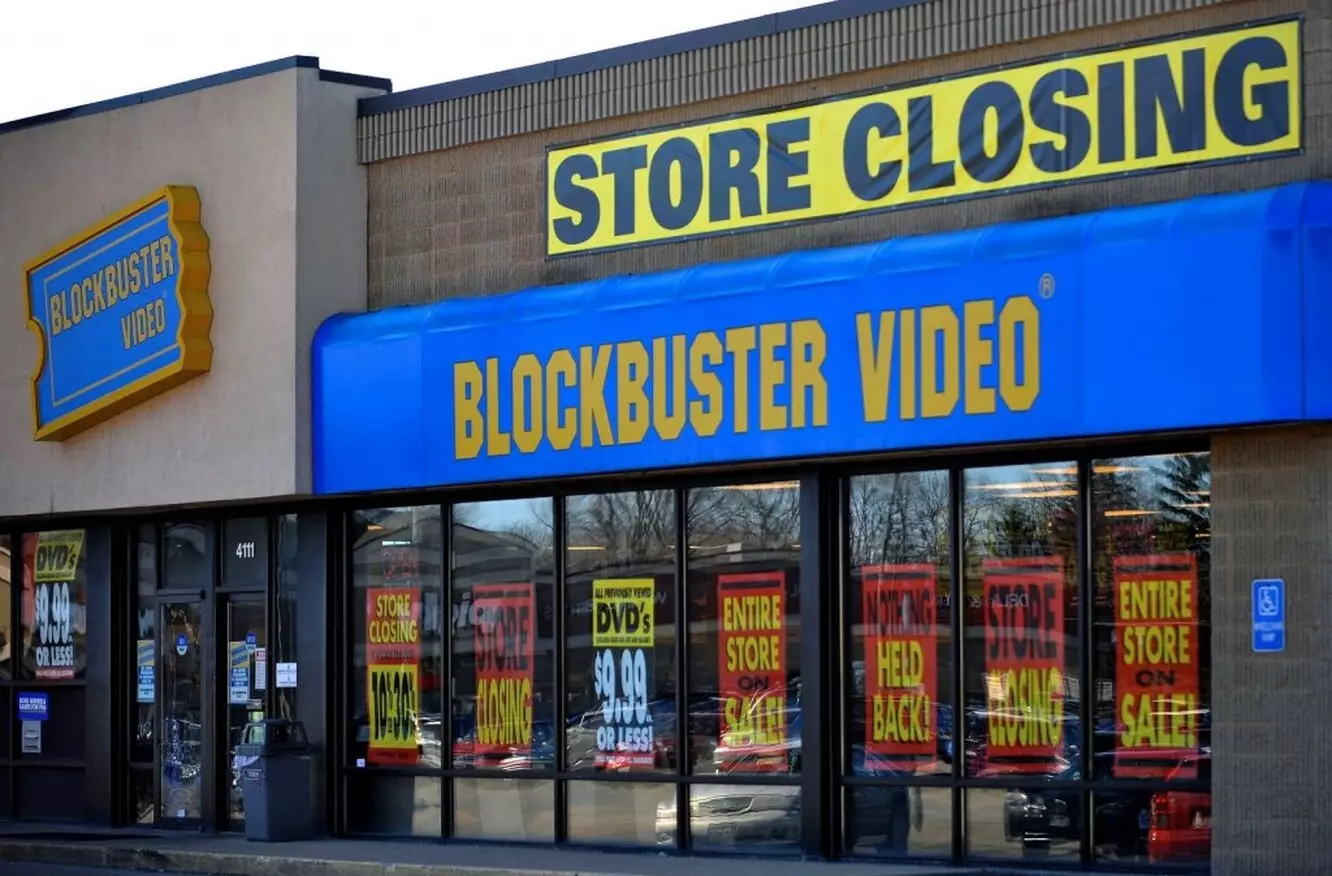 In 1997 vergat Mark Randolph een tape terug te sturen naar een Blockbuster-verhuurwinkel en moest hij een boete van $ 40 betalen. Dit raakte hem zo hard dat hij medeoprichter was van Netflix, een film-to-order-bedrijf. Niet alleen ging Blockbuster failliet, het werd een van de beroemdste multimediabedrijven ter wereld, met een waarde van ongeveer $ 40 miljard vandaag.