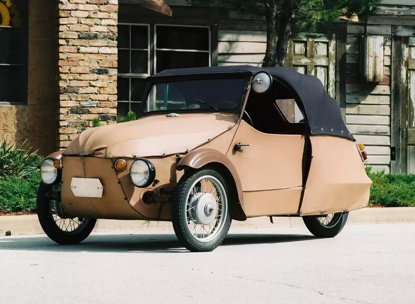 Velorex, un produttore di classici tricicli a motore, ha realizzato le sue strane unità dal 1945 al 1971. L'immagine mostra uno dei modelli più popolari, Velorex 16/175. L'azienda ha anche costruito sidecar per motociclette e, nel 2010, la reincarnazione del marchio Velour-X-Trike ha "camminato" attraverso i concessionari di automobili, tuttavia non è mai entrata nella serie.