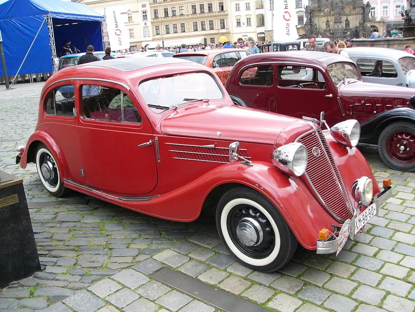 Zbrojovka estis fondita en Brno en 1918. Dum sia historio, ĝi ĉefe produktis armilojn (kaj ankoraŭ faras), traktorojn (sub la marko Zetor - kaj ankoraŭ faras), sed en la 1930-aj jaroj ĝi ankaŭ faris aŭtomobilojn dum kelka tempo. En la bildo estas Zbrojovka Z 5 Express de 1936.