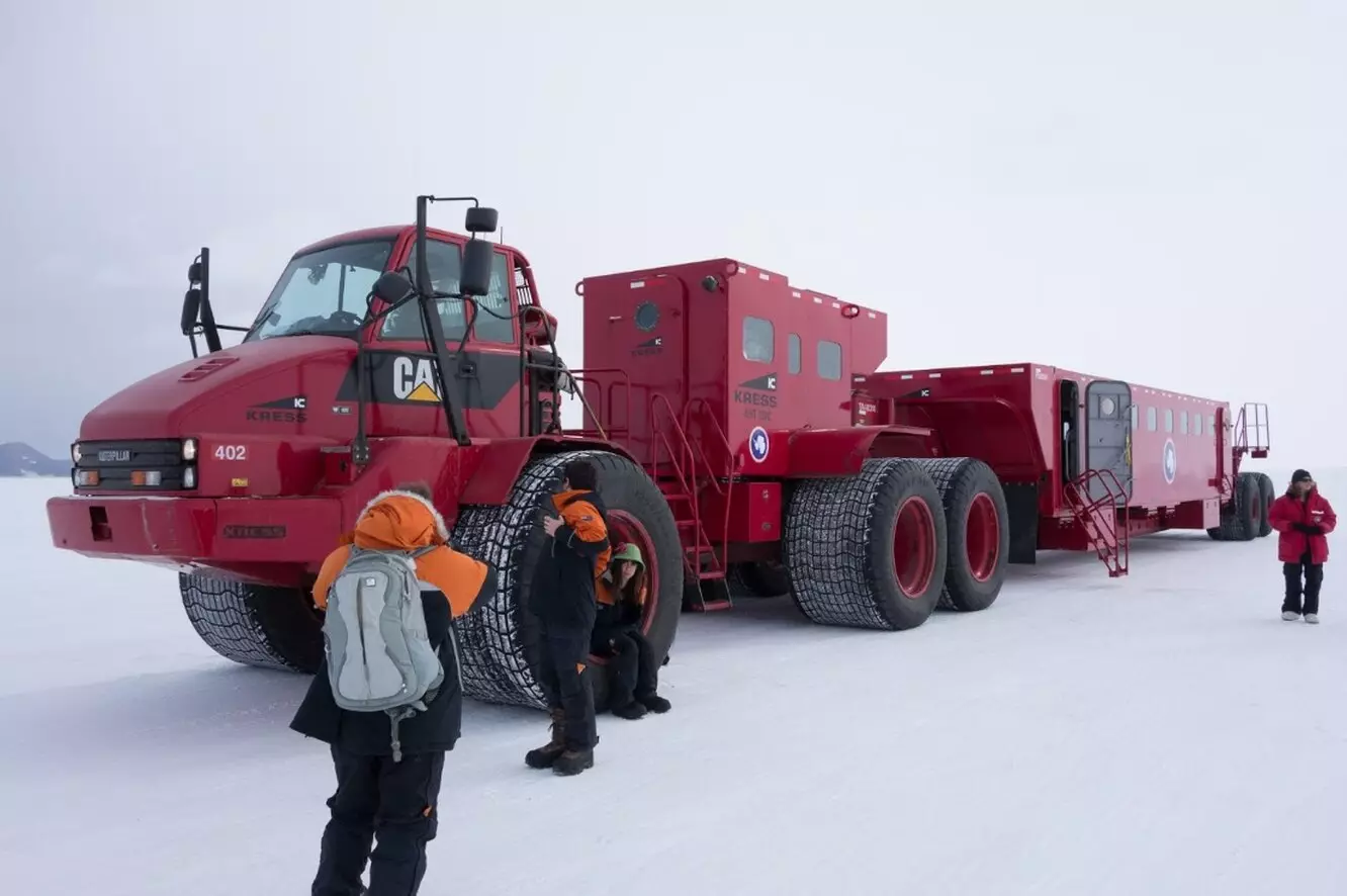 Terenski kiper Caterpillar 730 je specijalno pripremio Kress za stanicu McMurdo i danas tamo obavlja razne teretne funkcije.