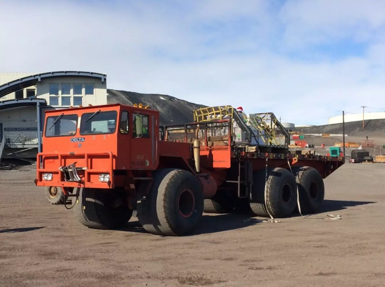 Foremost Delta 3. Abbiamo già incontrato i prodotti Foremost in questa recensione. Oltre agli autobus, costruiscono anche potenti camion con caratteristiche fuoristrada. Delta 3 opera alla stazione di McMurdo.