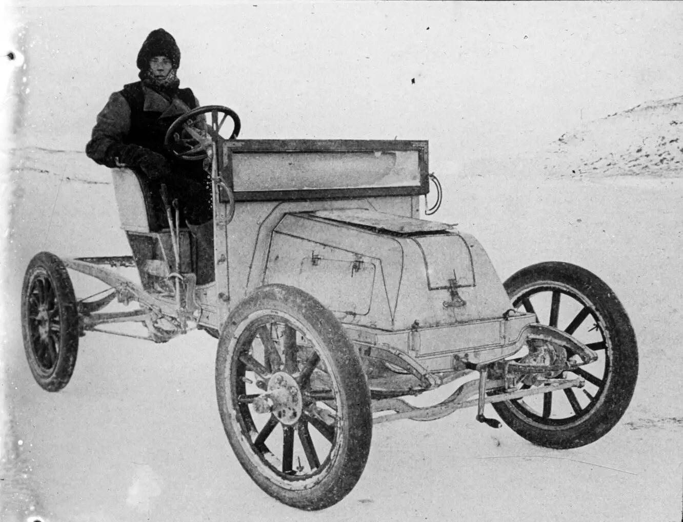 Arrol-Johnston (1908) - la première automobile en Antarctique. Il a été construit par la société écossaise Arrol-Johnston sur une commande spéciale pour l'expédition d'Ernest Shackleton, avait un moteur 4 cylindres de 15 chevaux. Shackleton pensait conduire la voiture directement au pôle, mais lorsque la voiture est arrivée à Antaktida, il s'est avéré que dans le froid, elle démarre une fois sur 10 et les roues se coincent dans la neige. Il a donc été limité à quelques courses de démonstration.