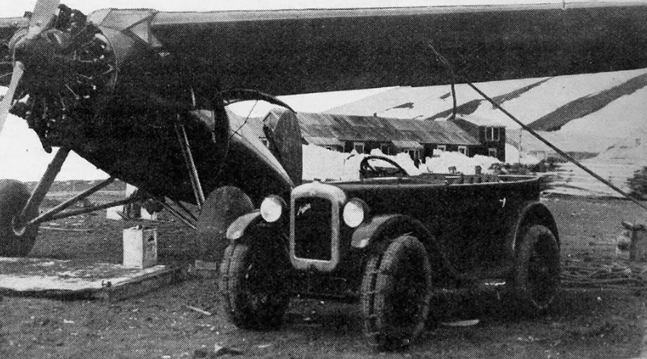 Austin 7 (1927). Qhov thib ob sim siv lub tsheb neeg caij tsheb los kov yeej tus ncej yog Sir George Hubert Wilkins, tus nto moo Australian polar explorer. Zoo li Shackleton, txawm tias nruab nrog lub log tshwj xeeb thiab lub cav muaj zog, Austin tsis tuaj yeem txav mus los ntawm cov daus.