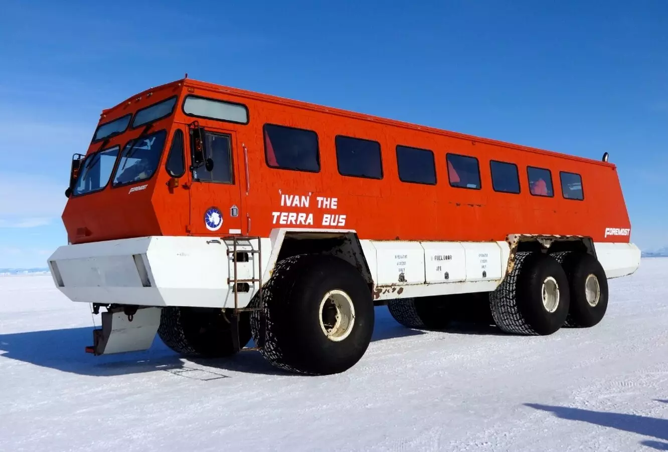 TerraBus (2008). Terra Bus is een gespecialiseerde off-road bus vervaardigd door het Canadese bedrijf Foremost. Afgebeeld is een van de Terra Bussen op Antarctica, bijgenaamd Ivan, die opereert op het McMurdo Station op Antarctica.