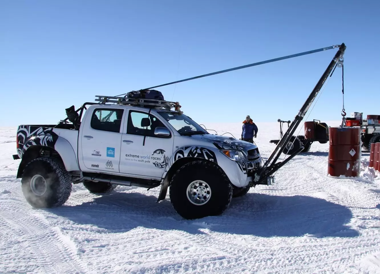 Toyota Hilux (2012). Toyotan tutkimusmatkaprojektiin kuului kolme Hiluxia - yksi 4x4 (kuvassa) ja kaksi 6x6 pickuppia. Autot ajoivat kaikkiaan 9500 km mantereen halki ja saavuttivat retkikunnan aikana etelänavalle. Tämä ei ollut ensimmäinen Hiluxin tutkimusmatka: Arctic Trucksin modifioimat Toyotat saapuivat Etelämantereelle ensimmäisen kerran vuonna 1997.