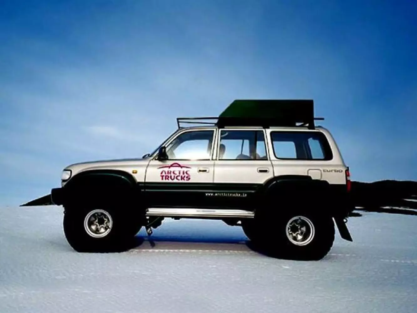 Toyota Land Cruiser AT44 Antarctica Expedition (HDJ81V) (1997). De fapt, aceasta este mașina primei expediții „Toyota” a modelului 1997-1998. Au fost mai multe astfel de vehicule, ele au fost pregătite de compania islandeză Arctic Trucks special pentru lucrul în Antarctica.