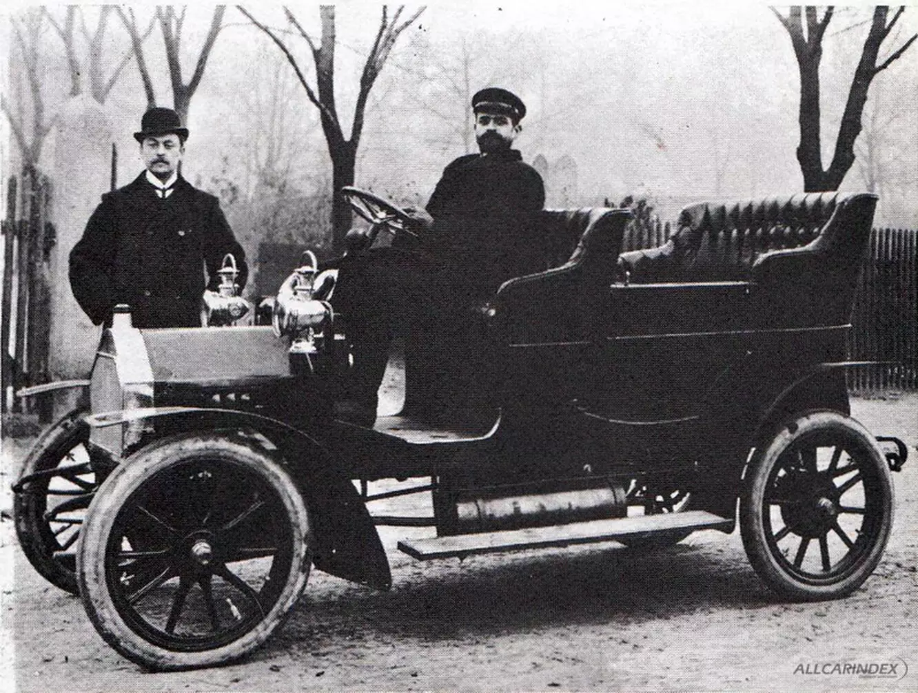 Norsk is de earste Noarske autofabrikant. Bestien yn Oslo fan 1908 oant 1911, slagge om te produsearjen sa'n tsien auto's. Yn de opstelling wie der in lytse auto mei in 8-pk motor en in swierder model mei in touring lichem en in krêftige 4-silinder ienheid (foto).