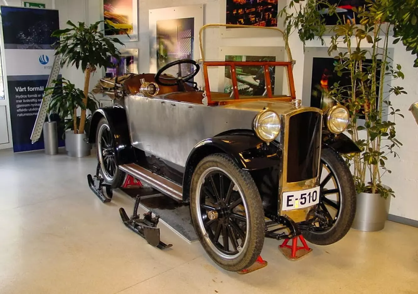 Bjering ist nach Norsk der zweite norwegische Versuch, eigene Autos zu bauen. Das Unternehmen existierte von 1918-1920 und baute in dieser Zeit 6 Exemplare auf derselben Basis mit unterschiedlichen Karosserien. Die Waggons waren sehr eng, die Passagiere saßen hintereinander, und Bjering war neben Rädern auch mit Skiern ausgestattet. Die Berechnung war, dass das Auto auf schmalen, von Schnee befreiten Pisten fahren könnte.