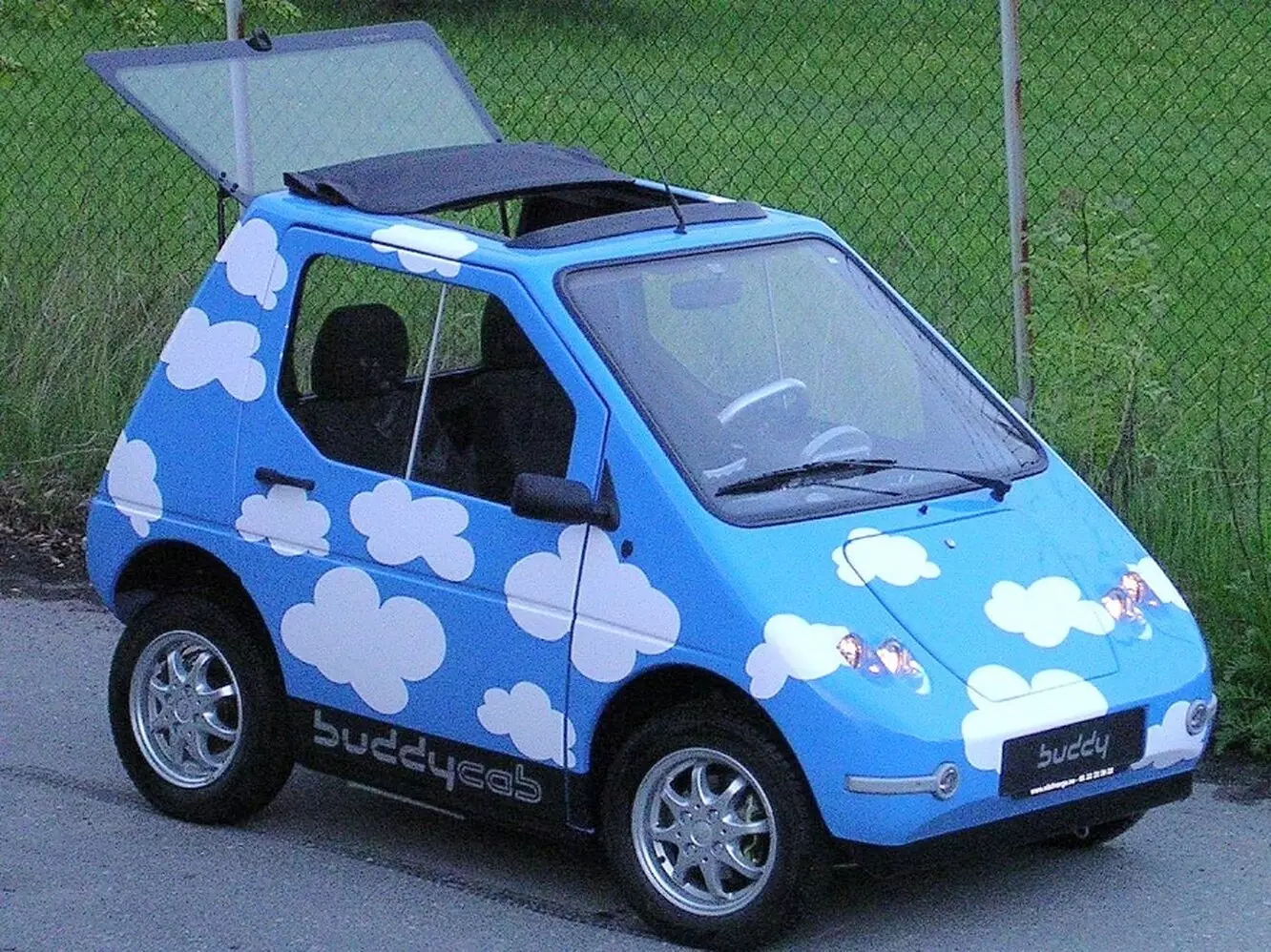 Buddy ass e kompakten Elektroauto, d'Firma huet zënter 1991 verschidden Iteratiounen dovun produzéiert. De Buddy a säi Virgänger, de Kewet, stellen momentan 20% vum ganzen norwegesche Elektroautomaart aus. Buddy Cab - op der Foto.