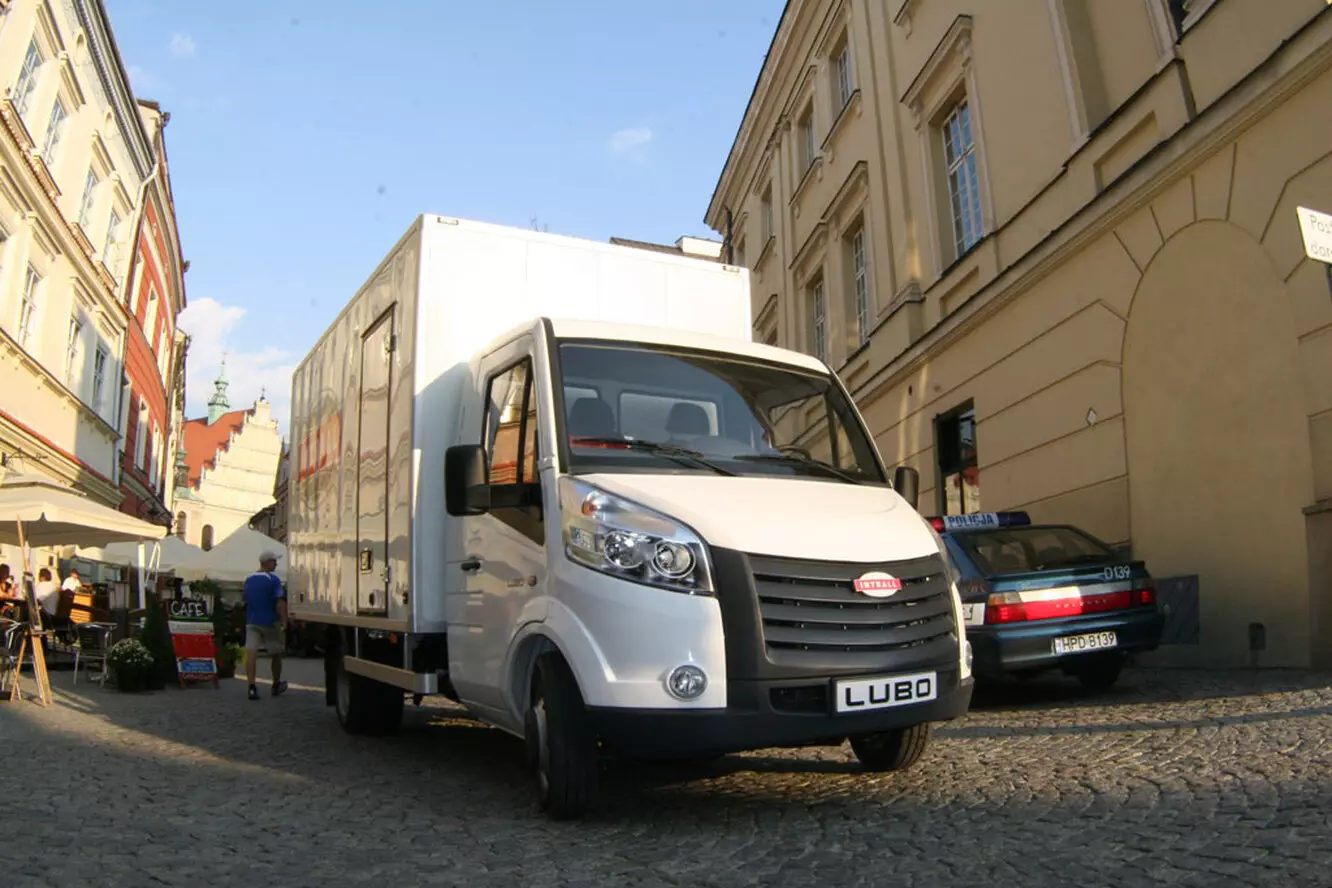 Intrall je zelo nenavadno podjetje. Je skupna, rusko-britanska (prej sovjetsko-britanska) in na Poljskem proizvaja tovornjake in vojaško opremo. Prej je podjetje delovalo pod dvema podznamkama – Lublin in Honker. Na sliki je tovornjak Intrall Lubo, eden najnovejših modelov.