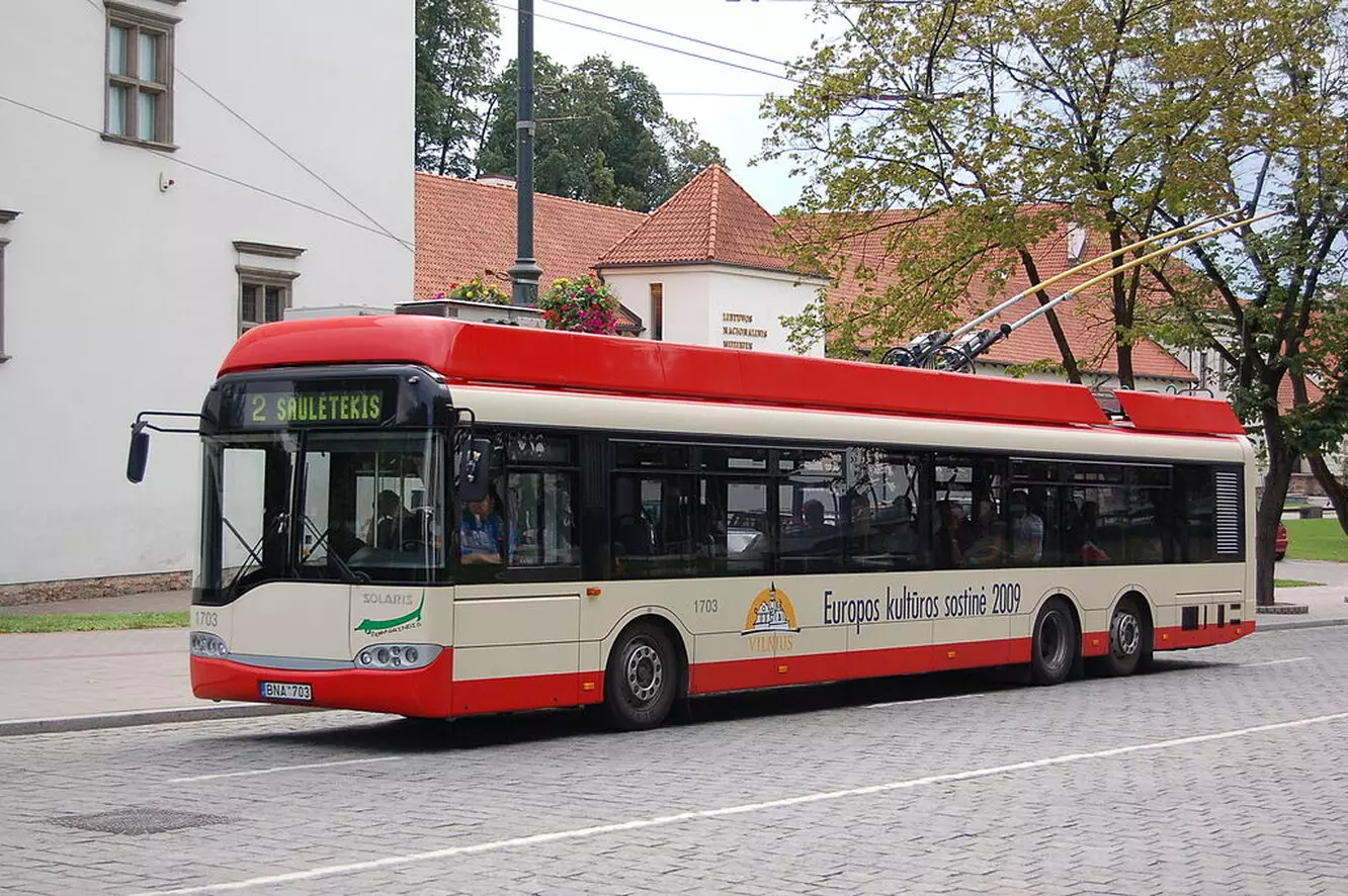 Solaris és un dels fabricants d'autobusos més grans d'Europa de l'Est. Fundada l'any 2001, porta el nom del treball de Stanisław Lem i molt reeixida. La imatge mostra el troleibús Solaris Trollino 15.