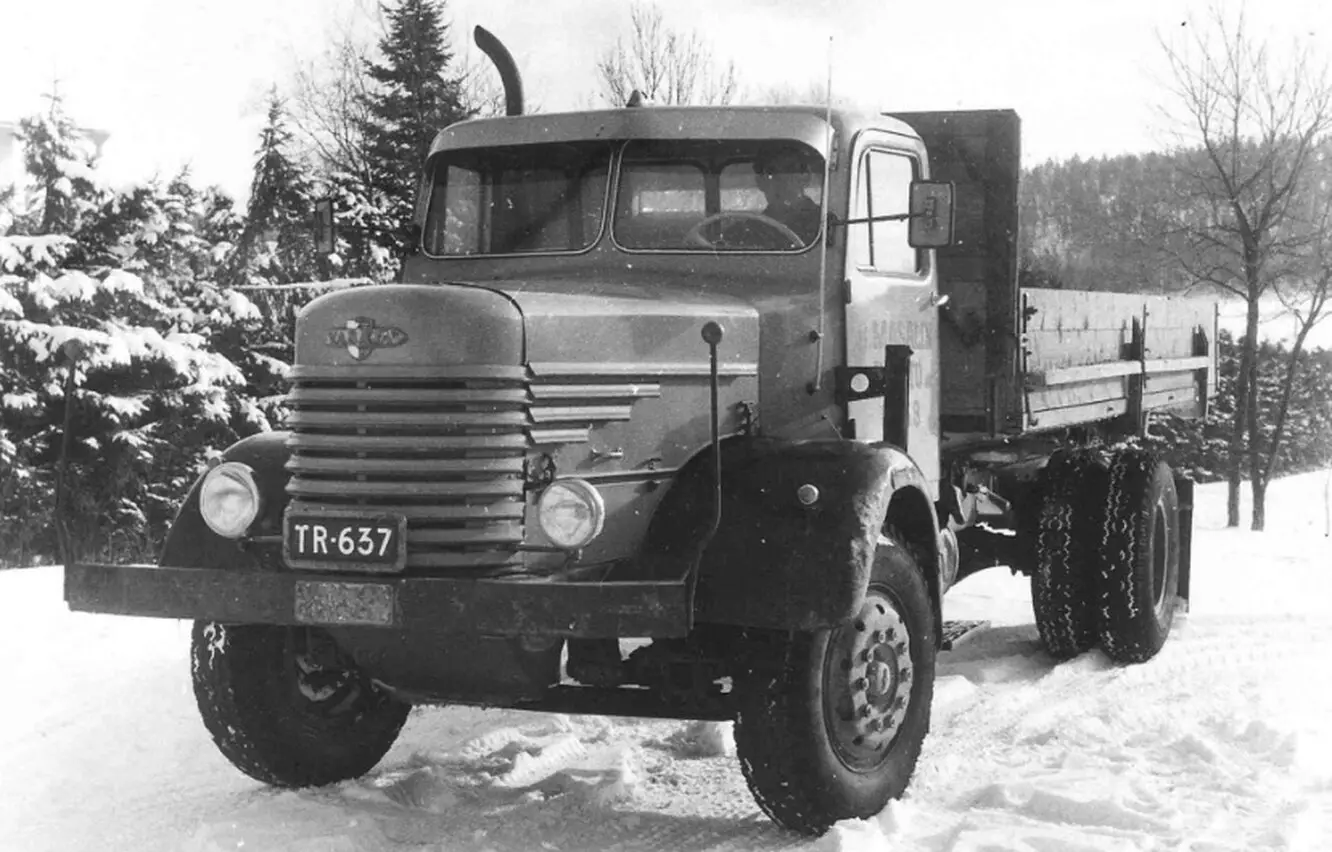 Makore mazhinji apfuura, Sisu aive nemukwikwidzi akananga (kunyangwe ari mudiki) - kambani Vanaja (chaizvo, Vanajan Autotehdas Oy). Yaivepo kubva 1943 kusvika 1968 uye yakagadzira marori nemabhazi. Mufananidzo ndeye 1962 Vanaja AEC 135hv.