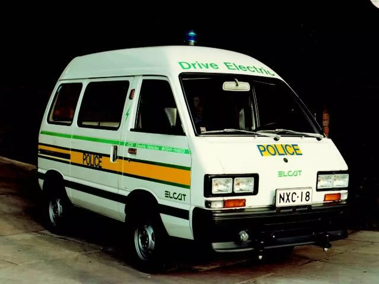 Uye iyi ndeye 1990 ELCAT Cityvan. ELCAT Electric Vehicles yavepo muJärvenpää kubva 1990 uye inogadzira Cityvan akatevedzana emagetsi mabhazi uye gorofu ngoro. Vatengi vakuru veELCAT masevhisi emuguta, kunyanya, hofisi yeposvo yeFinland inoshandisa mabhazi avo.