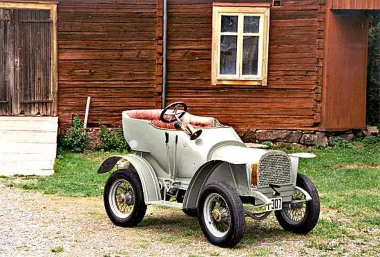 Dina 1913, Frans Lindström, nu boga pabrik mékanis leutik, ngarancang jeung ngawangun microcar Korvensuu. Anjeunna henteu ngahaja ngahasilkeun, tapi ngan ukur nunjukkeun poténsi pabrikna. Mobil dina salinan tunggal geus dilestarikan sarta exhibited di musium kota Uusikaupunki.