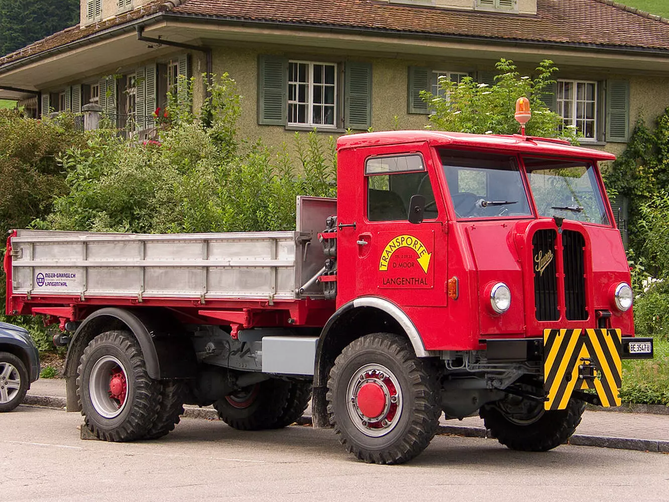 Saurer is ooit een van de grootste autofabrieken in Europa en produceert onder de merken Saurer en Berna vliegtuigen, vrachtwagens, bussen en militair materieel. Het bedrijf hield zich van 1903 tot 1982 bezig met machinebouw en maakt nu vreemd genoeg ... textiel. De afbeelding toont een klassieker - Saurer 5 CM (1951).