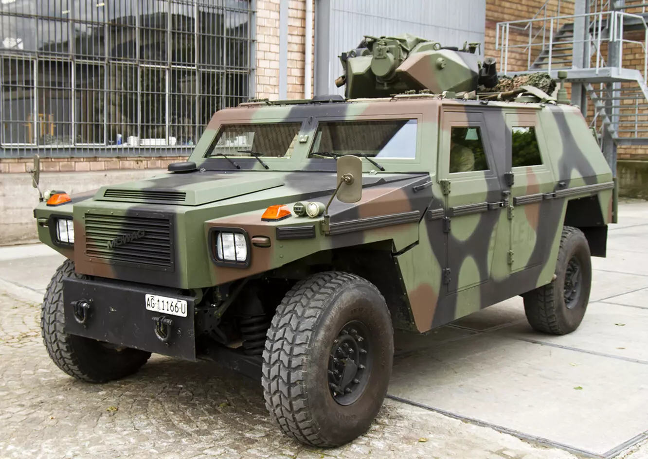 MOWAG is de leider van de huidige Zwitserse auto-industrie, een belangrijke fabrikant van vrachtwagens, speciale en militaire uitrusting, en bestaat sinds 1950. De afbeelding toont de MOWAG Eagle III militaire SUV.