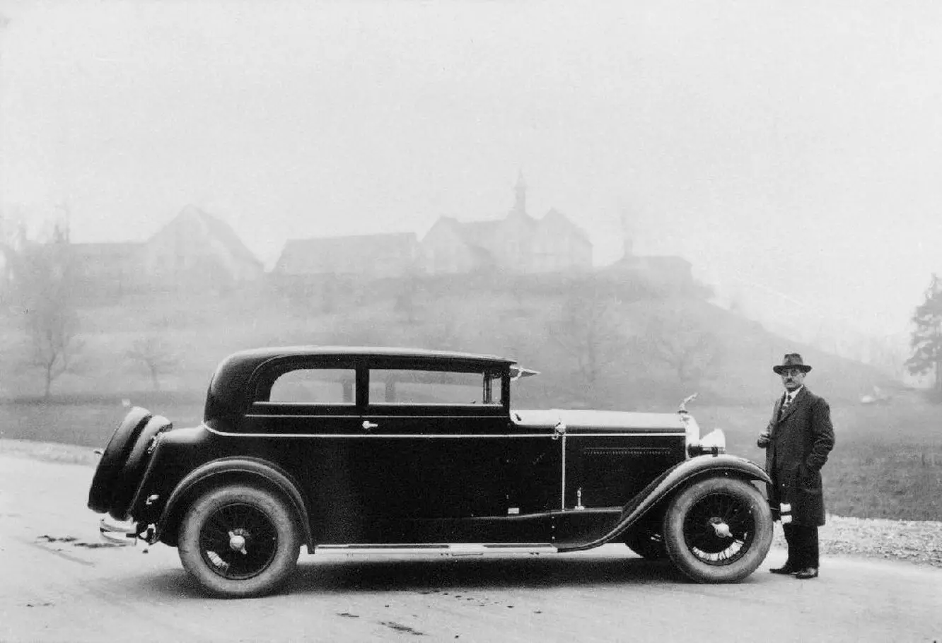 Martini is de eerste Zwitserse autofabrikant, bestond van 1897 tot 1934. Het bedrijf maakte een volledige lijn voertuigen met verschillende chassis en motoren en werd als zeer succesvol beschouwd. De foto toont de Martini Six, een van de belangrijkste modellen van het bedrijf eind jaren twintig.