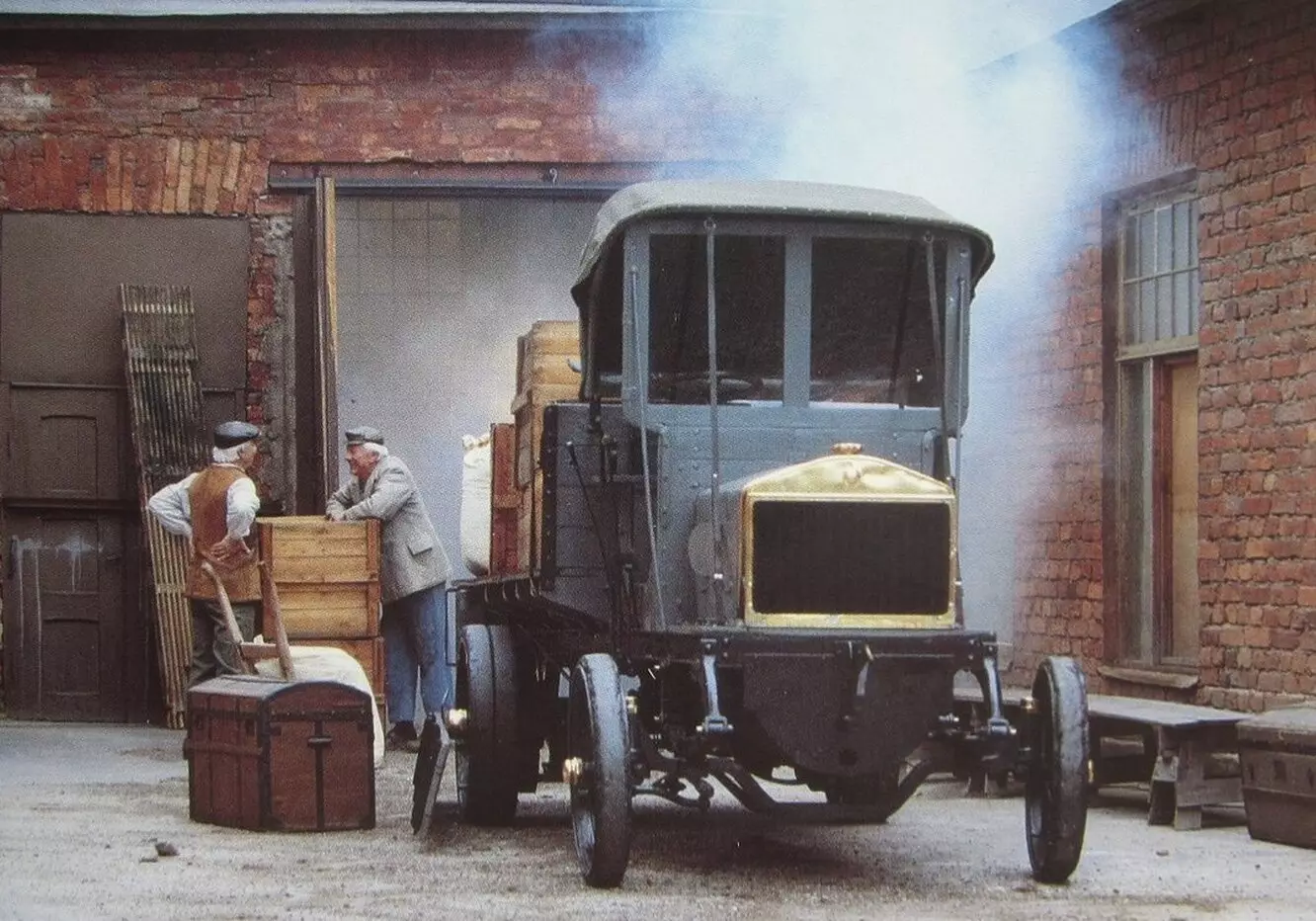 Vabis est le plus grand constructeur automobile suédois du début du siècle. Fondée en 1891 et fusionnée avec Scania en 1911. Pendant de nombreuses années, la marque a existé au format Scania-Vabis, mais en 1929, elle a finalement été liquidée. Sur la photo, un camion Vabis 2 tonnes de 1909.