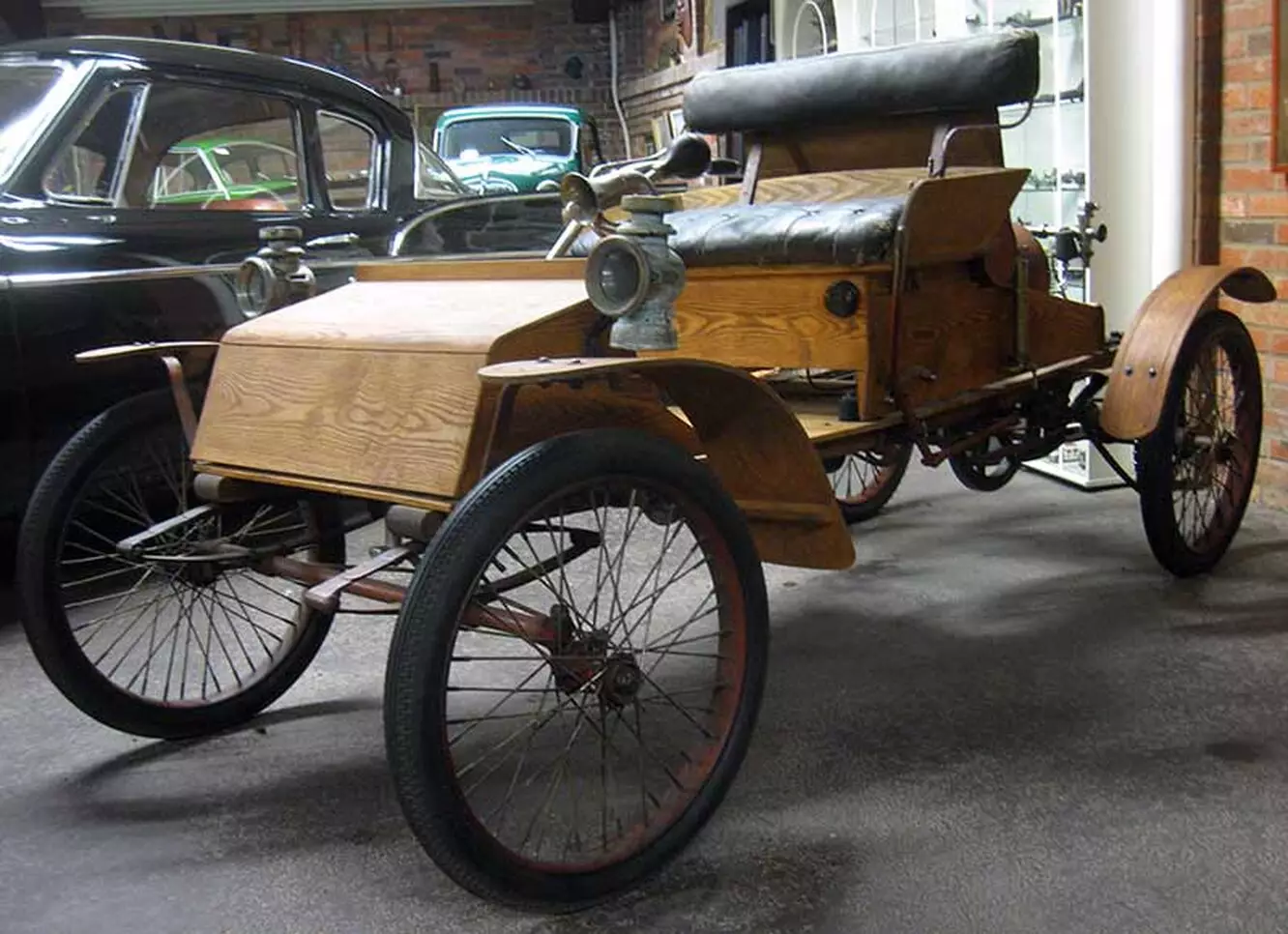 Allvelo. Podjetje iz Ladskrone je proizvajalo avtomobile od leta 1903 do 1907. Presenetljivo je bil levji delež delov iz lesa (razen morda okvirja, motorja in zavor). Poleg tega so imeli modeli Allvelo imena, kar za tista leta ni bilo značilno (običajno so se modeli imenovali po črkah abecede ali po moči motorja). Na sliki je model Allvelo Orient.