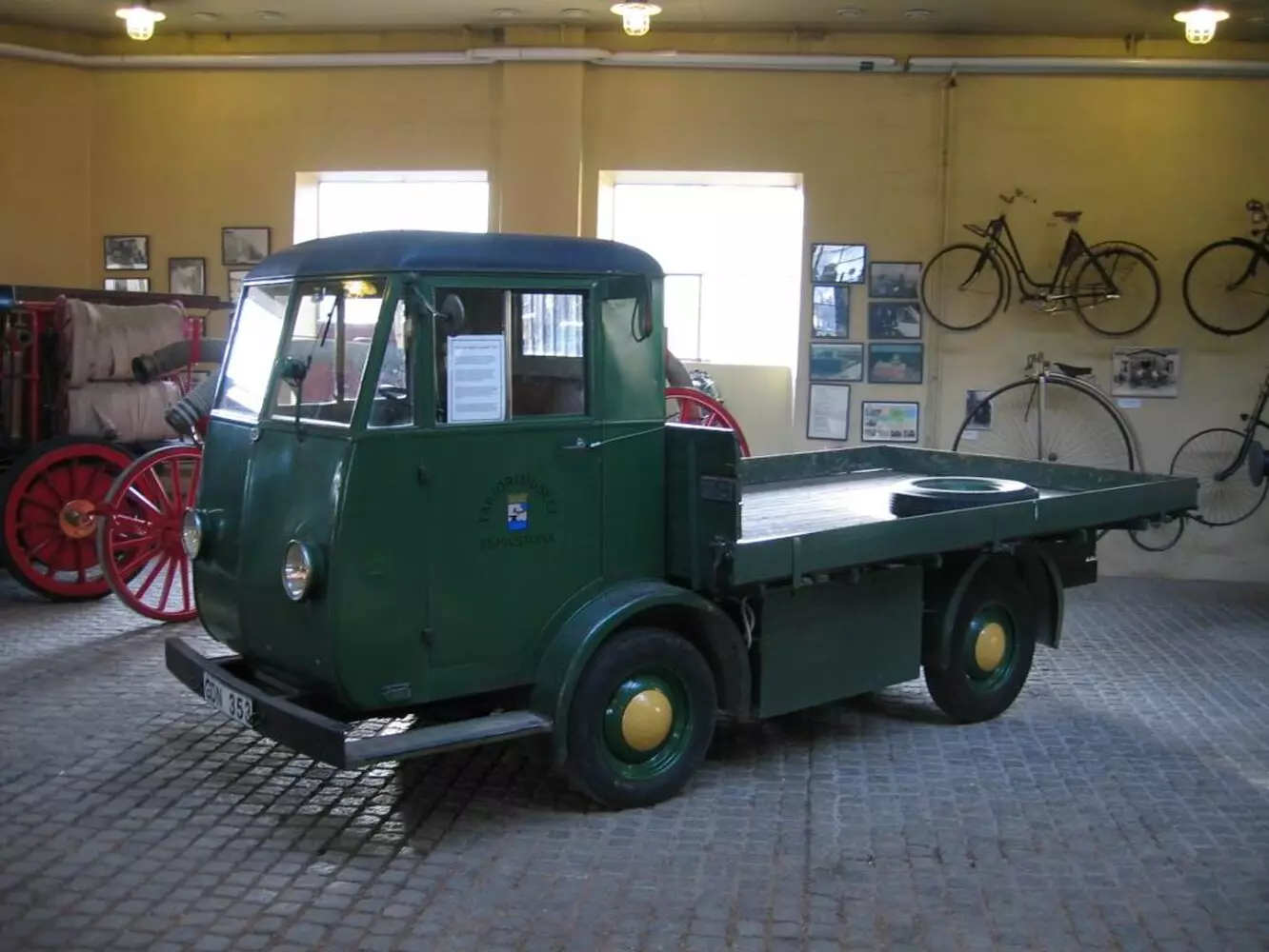 SEA (Svensk Elektrobil AB). Bunaíodh an chuideachta go luath sna 1940idí agus ón tús speisialaithe i dtáirgeadh feithiclí leictreacha dlúth. Taispeánann an pictiúr trucail leictreach SEA ó 1943 le toilleadh pálasta 2.5 tonna agus luas 25 km/u. Faoi dheireadh na 1950idí, bhí ciorrú ar tháirgeadh gluaisteáin, tá an chuideachta fós ann faoi ainm difriúil agus tá sé i mbun taighde i réimse an fhuinnimh adamhach.