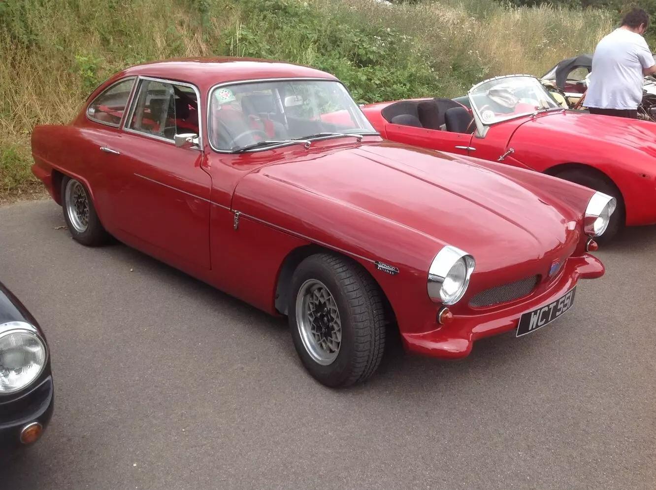 Tornado. Tvrtka koja je postojala od 1957. do 1962. godine i proizvodila spektakularne sportske automobile. Slika prikazuje najnoviji model tvrtke, Tornado Talisman iz 1962. godine, izdan u količini od 186 primjeraka.