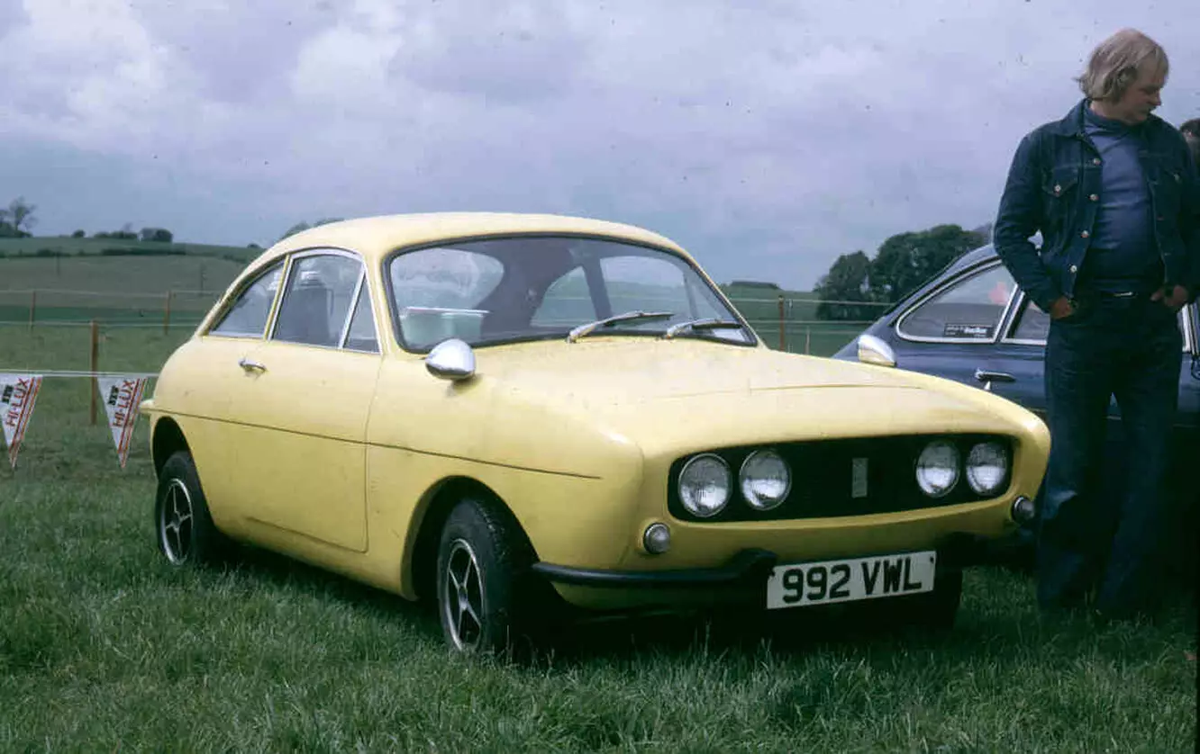 Ogle. Dizaino studija, sukūrusi daugybę gerai žinomų modelių įvairiems klientams – Reliant Scimitar, Triumph Trident ir pan. 1959-1962 metais Ogle bandė gaminti savo automobilius, nuotraukoje naujausias Ogle SX1000 (1962). Beje, pati studija egzistuoja iki šiol.