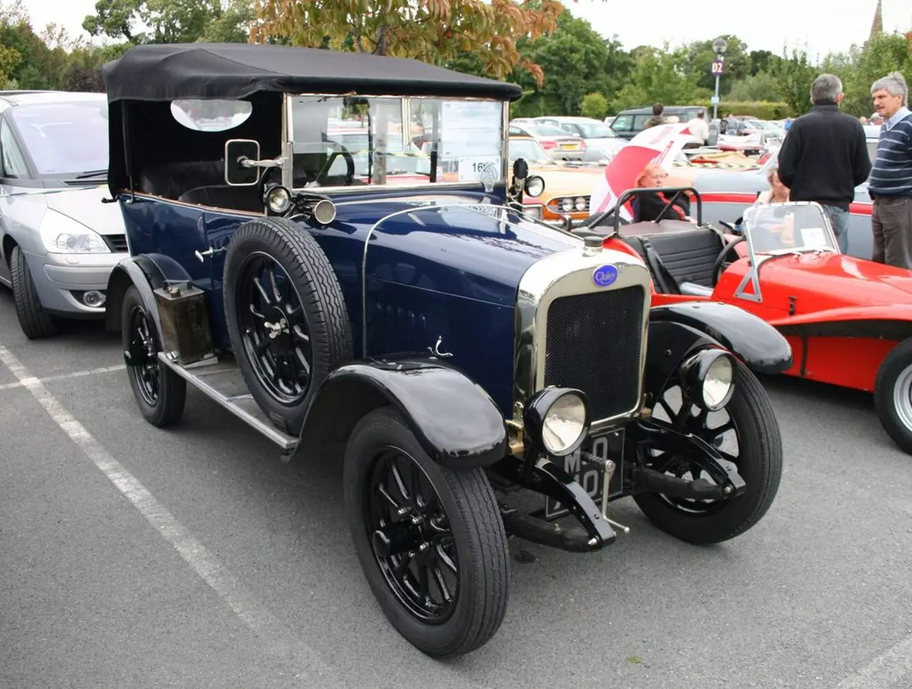 Cluley. Ny orinasa dia nisy tamin'ny 1921 ka hatramin'ny 1928 ary namokatra karazana chassis sy vatana tamin'izany fotoana izany. Ny sary dia Cluley 10/20 Tourer (1926). Na izany aza, taorian'ny faha-28, ny orinasa dia tsy nanjavona tanteraka, fa namokatra singa hatramin'ny tapaky ny eighties.