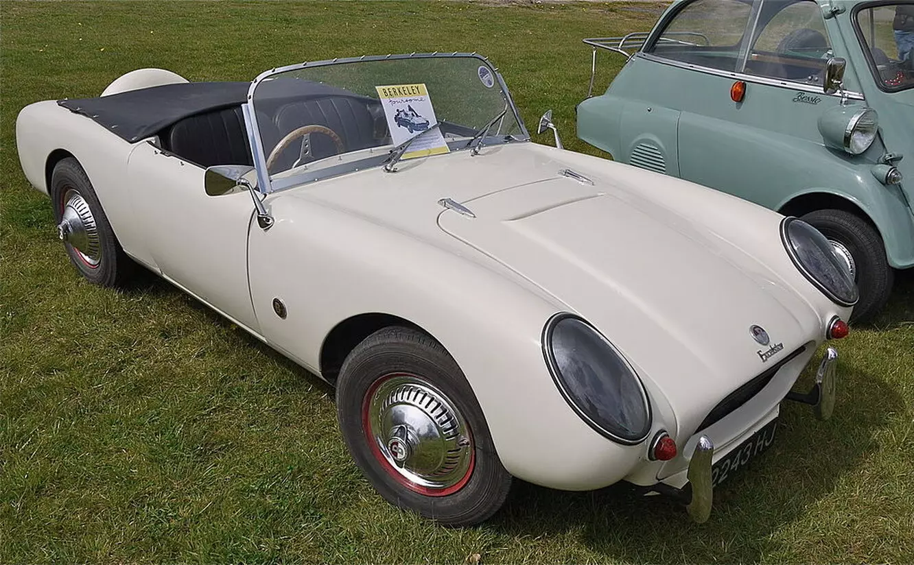 Berkeley. Proizvođač minijaturnih sportskih automobila, prvo s motorima za motocikle, a potom i s automobilskim motorima od 1956. do 1960. Na slici je Berkeley Foursome iz 1958., napravljeno je samo 20 ovakvih kabrioleta.