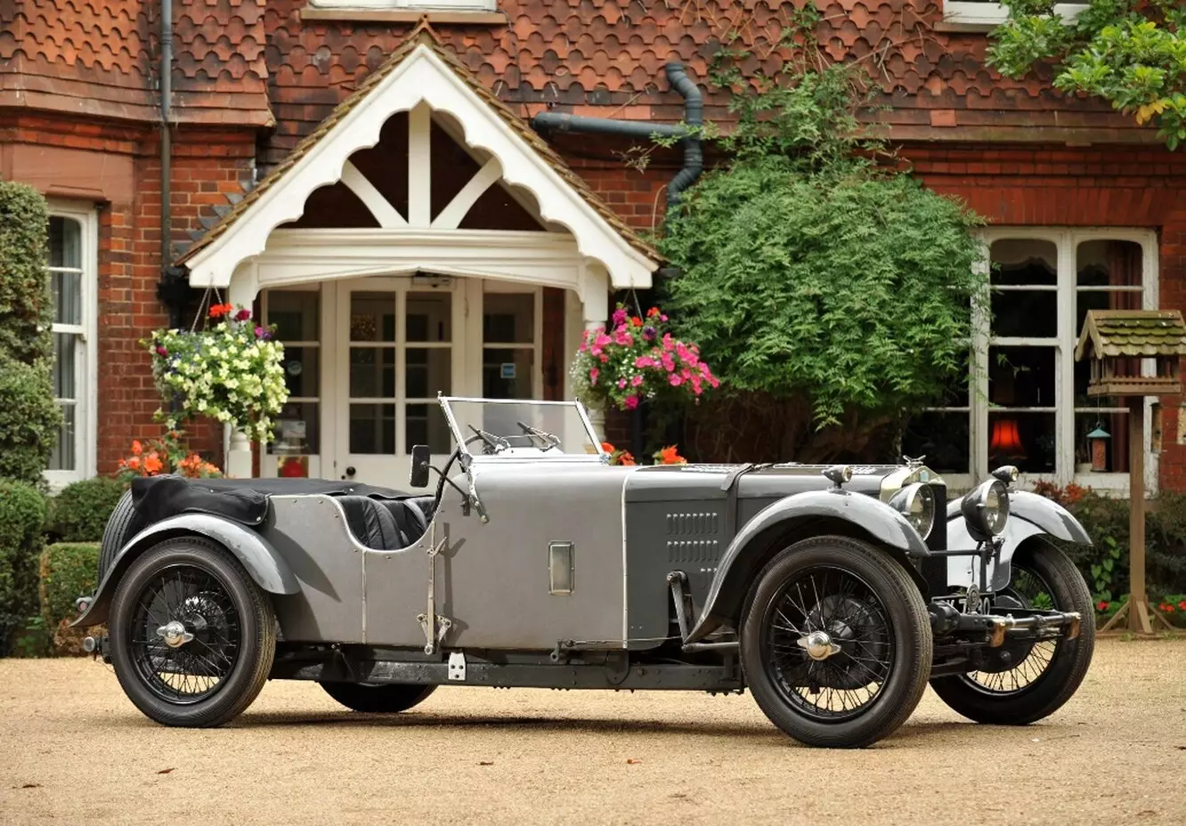 Árabe. La deslumbrante belleza del único modelo de la compañía, el Arab 2-Litre (modificación en la imagen con una carrocería Super Sports) se produjo en Letchworth entre 1926 y 1928 por iniciativa del famoso corredor Godfrey Perry-Thomas, que batió récords. En 1927, Perry-Thomas colapsó y la empresa cerró rápidamente. En total, logró construir no más de 10 autos, 2 han sobrevivido hasta el día de hoy.