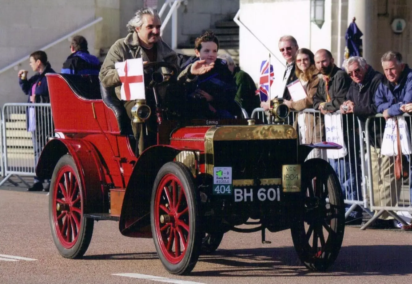 Anglų Mechaninė. 1900–1913 metais Didžiosios Britanijos mokslo populiarinimo žurnalas „The English Mechanic and World of Science“ paskelbė didelę straipsnių seriją „Kaip sukurti automobilį savo rankomis“. Iš viso buvo aprašyti 6 garo ir benzino modeliai, kuriuos sukūrė žurnale dirbę inžinieriai ir žurnalistai. Pagal žurnale pateiktus brėžinius buvo padaryta nemažai egzempliorių, keturi išlikę iki šių dienų. Nuotraukoje yra „English Mechanic“ 5 AG dviejų cilindrų (1904 m.).