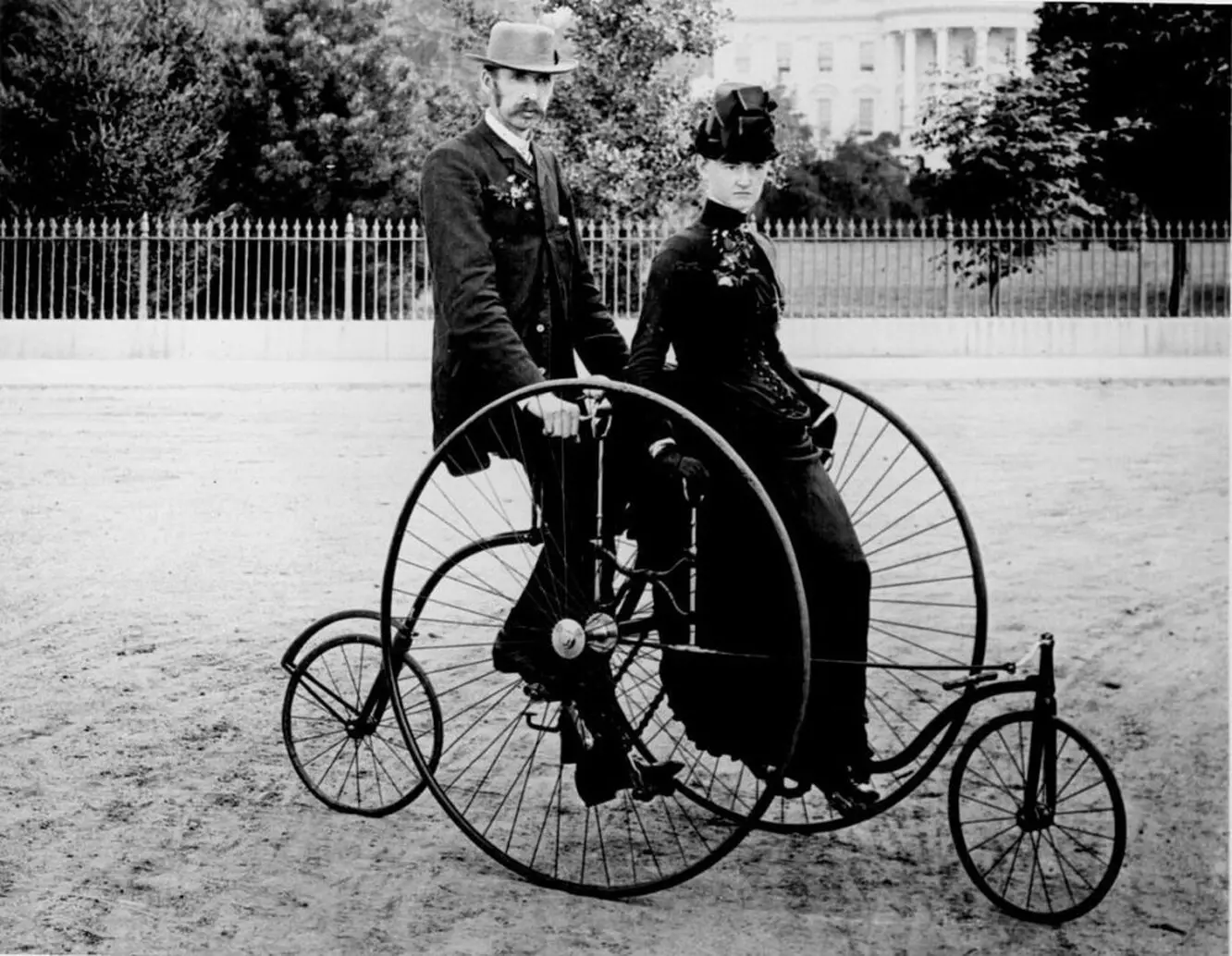 Coventry Rotary Quadracycle-ya navdar a 1885-an hate sêwirandin ku bi cotan were ajotin û, tevî xuyangiya wê ya ecêb, baş hevseng bû.