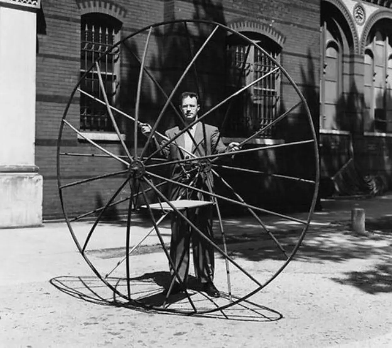 Einrad mit Landung im Rad (Green and Dyer System, Patent von 1869). Diese Anordnung war bei Motorrädern mehr oder weniger üblich, aber nicht für ein Fahrrad geeignet. Bei der ersten Testfahrt erlitt das Gerät einen schweren Unfall, bei dem der Pilot verletzt wurde.