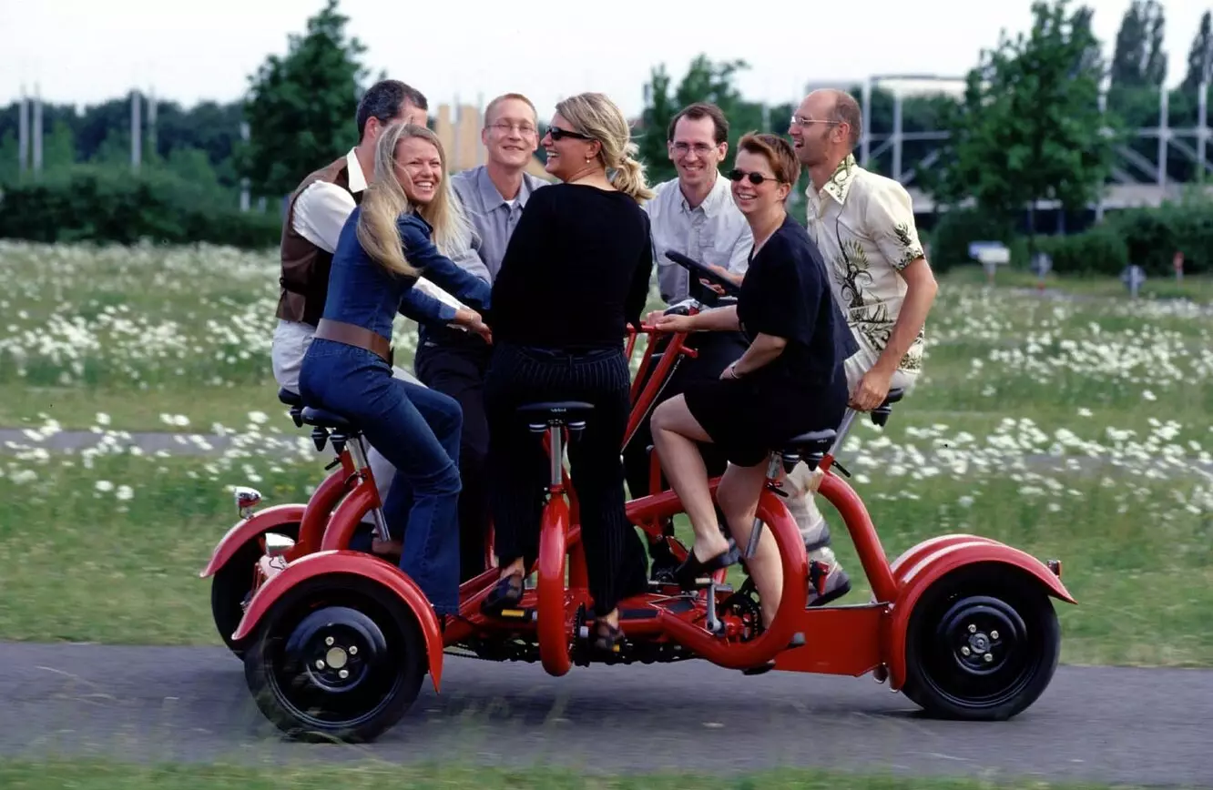 Das Conference Bike, 1995 von Eric Staller erfunden, braucht sieben Personen, um sich fortzubewegen. Das Vorgängermodell war übrigens für acht Personen gedacht. Der Schöpfer selbst nennt es „die beste Art, Freunde zusammenzubringen“.