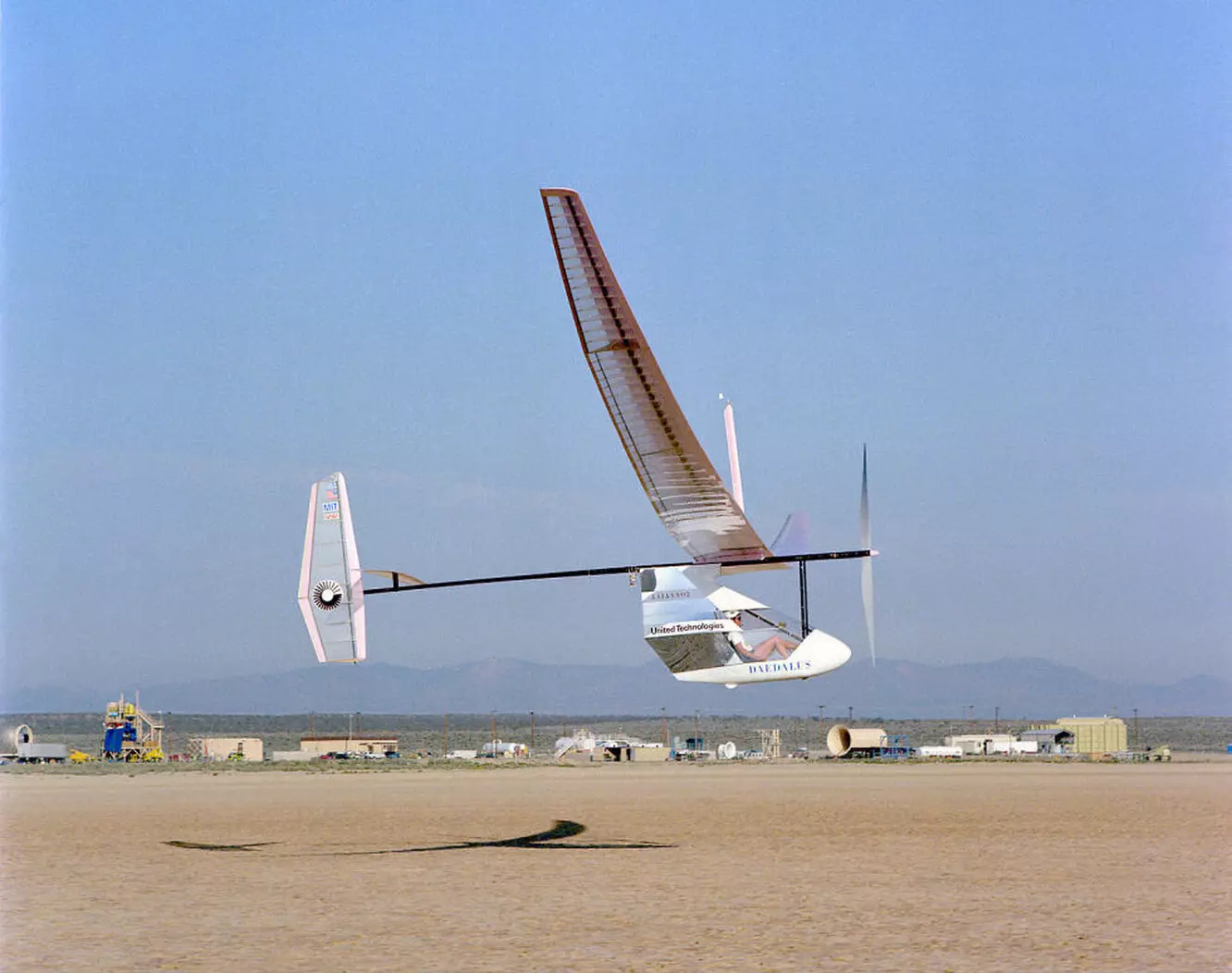 Daedalus 88 er vöðvabíll, flugvél knúin af vöðvaorku flugmannsins, fljúgandi reiðhjól. Þann 23. apríl 1988 flaug gríski íþróttamaðurinn Kanellos Kanellopoulos 115 km vegalengd frá Krít til meginlandsins og setti þar með heimsmet. Flugið „based on Daedalus“ tók 3 klukkustundir og 55 mínútur.