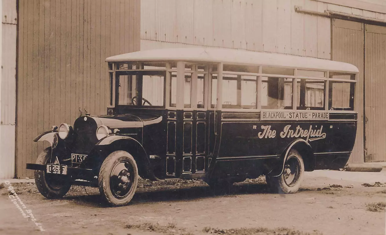 O'Gorman. Ivenkile yomzimba yaseClonmel eyakha iibhasi kunye neemoto kwi-chassis ethengiweyo ukusuka ngo-1920 ukuya ku-1943. Umfanekiso ubonisa ibhasi ye-O'Gorman kwi-chassis yakwaMercedes-Benz.