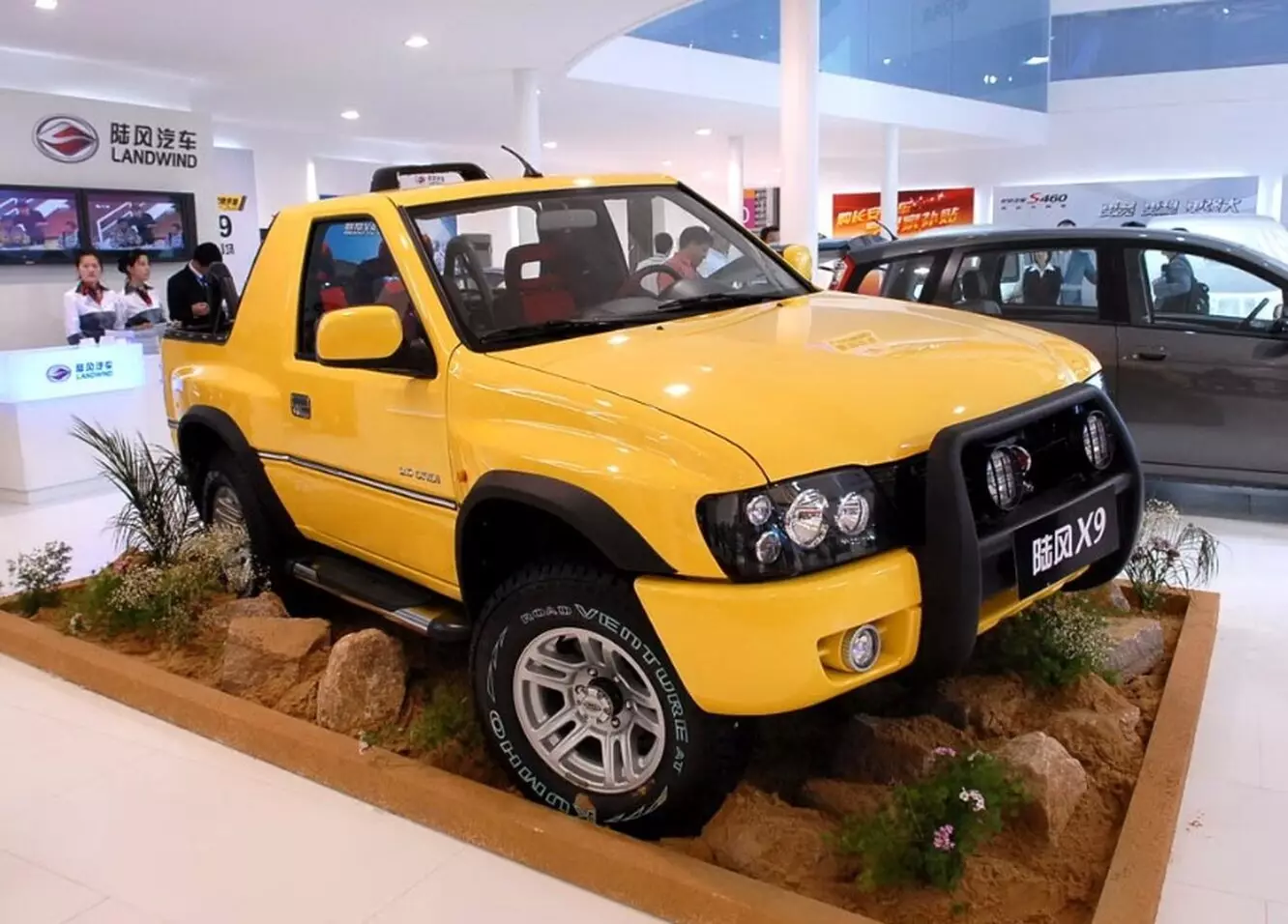 Landwind. Марка утворилася в 2004 році і належить 50/50 двом великим корпораціям, що роблять автомобілі та під своїми брендами – Changan та JMC. Спочатку планувалося виробництво позашляховиків, але потім з'явилися і седани. На знімку – Landwind X9.