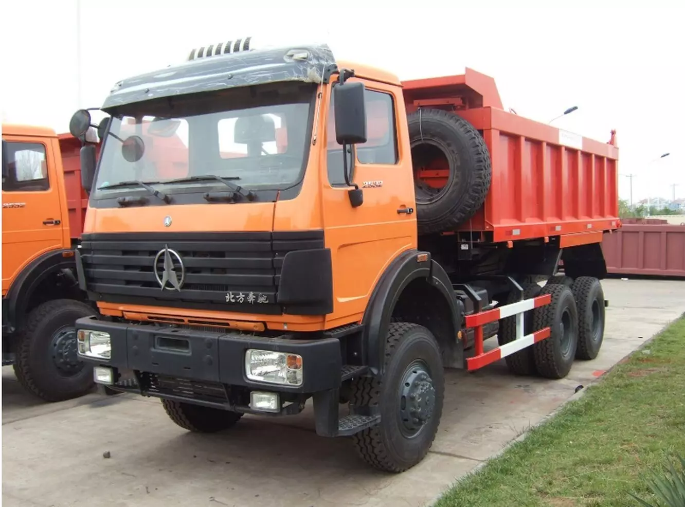 BeiBen është një prodhues kamionësh me qendër në Baotou, Mongolia e Brendshme. E themeluar në vitin 1988 me licencë nga Mercedes-Benz, ajo operon kryesisht për tregun aziatik. Fotografia tregon një kamion hale Beiben NG80A.