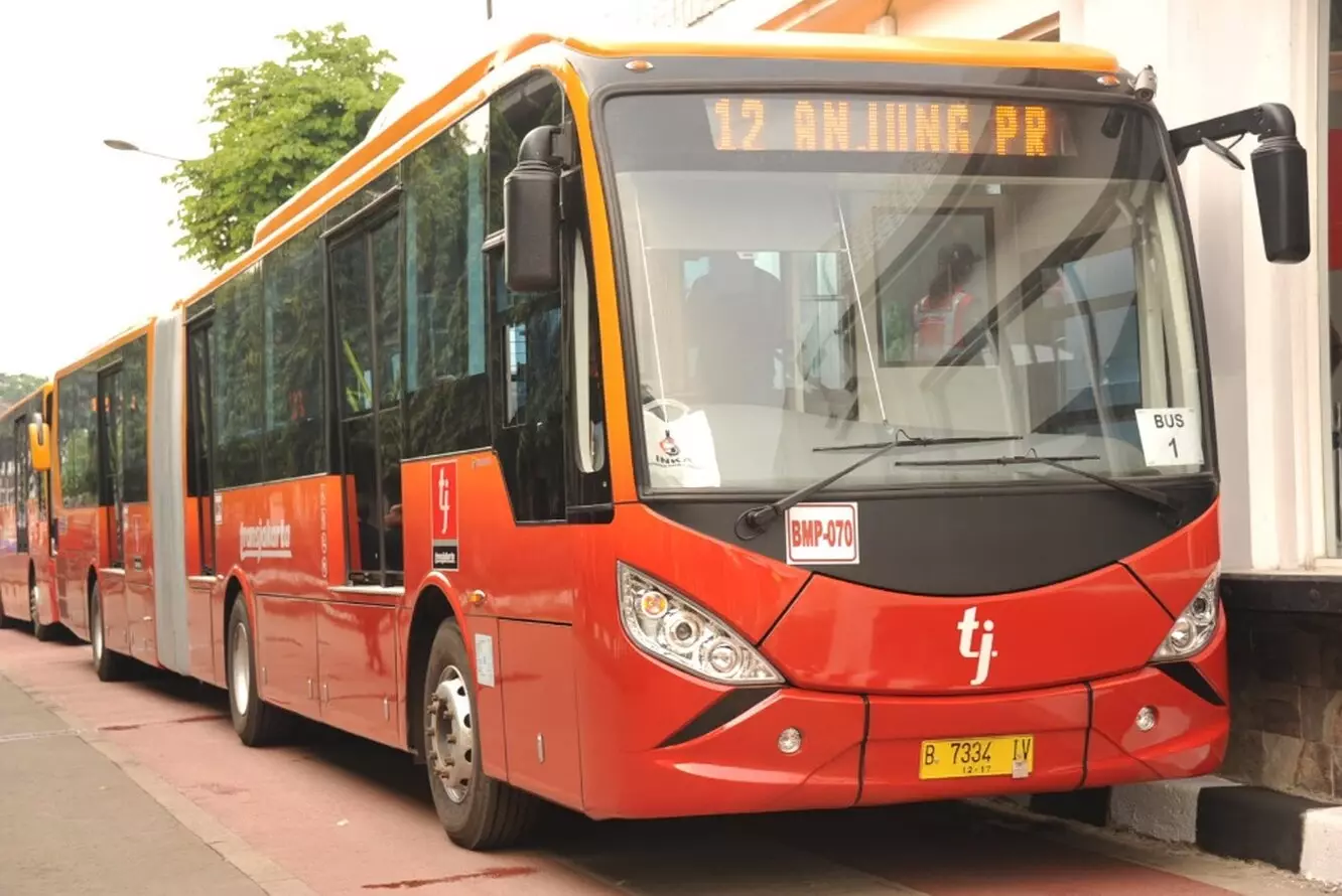 Inobus is opnieuw een nationaal busproject van de spoorwegmaatschappij PT Inka. De afbeelding toont het eerste prototype van de bus.