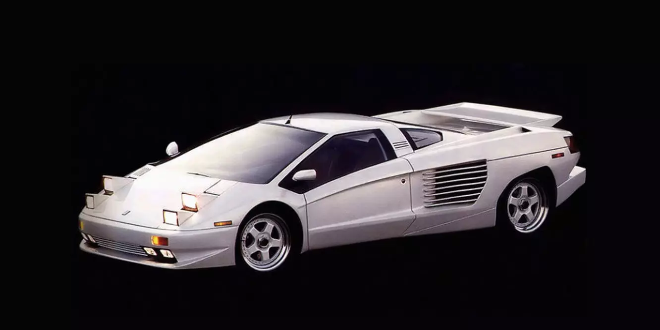 Cizeta-Moroder V16T (1991). Neen, dëst ass keen Lamborghini Diablo mat zweifelhafte Modifikatiounen, obwuel et staark gläicht. Et gëtt e Grond dofir - dëse Supercar gouf vum Marcello Gandini entworf, deemselwechte Mann deen den Diablo entworf huet. An deelweis gesponsert vum legendären italienesche Komponist Giorgio Moroder, un deem den Numm geholl gëtt.