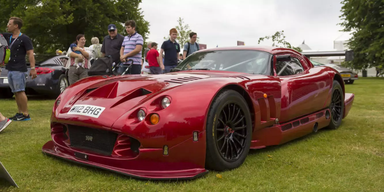 TVR Cerbera Vitesse 12 (1997). La voiture s'est avérée trop rapide pour la vendre au grand public, et donc un seul exemplaire d'exposition a été produit. Le moteur V12 produisait environ 800 ch, ce qui était qualifié d '"intimidant" dans un article du magazine EVO (à l'époque, ils ne connaissaient pas encore la Bugatti Veyron 16.4 Super Sport et autres).